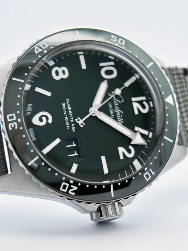 グリーンダイアルでスタイリッシュに！ グラスヒュッテ Sea Q（シーキュー）パノラマデイト／品番：1-36-13-07-83-34 ...