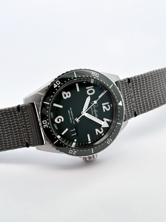 グリーンダイアルでスタイリッシュに！ グラスヒュッテ Sea Q（シーキュー）パノラマデイト／品番：1-36-13-07-83-34 ...