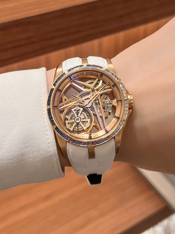 一瞬の美しい刻を表現したロジェ・デュブイ／エクスカリバー モノトゥールビヨン ブルーアワーDBEX1134 | HASSIN オフィシャル ...